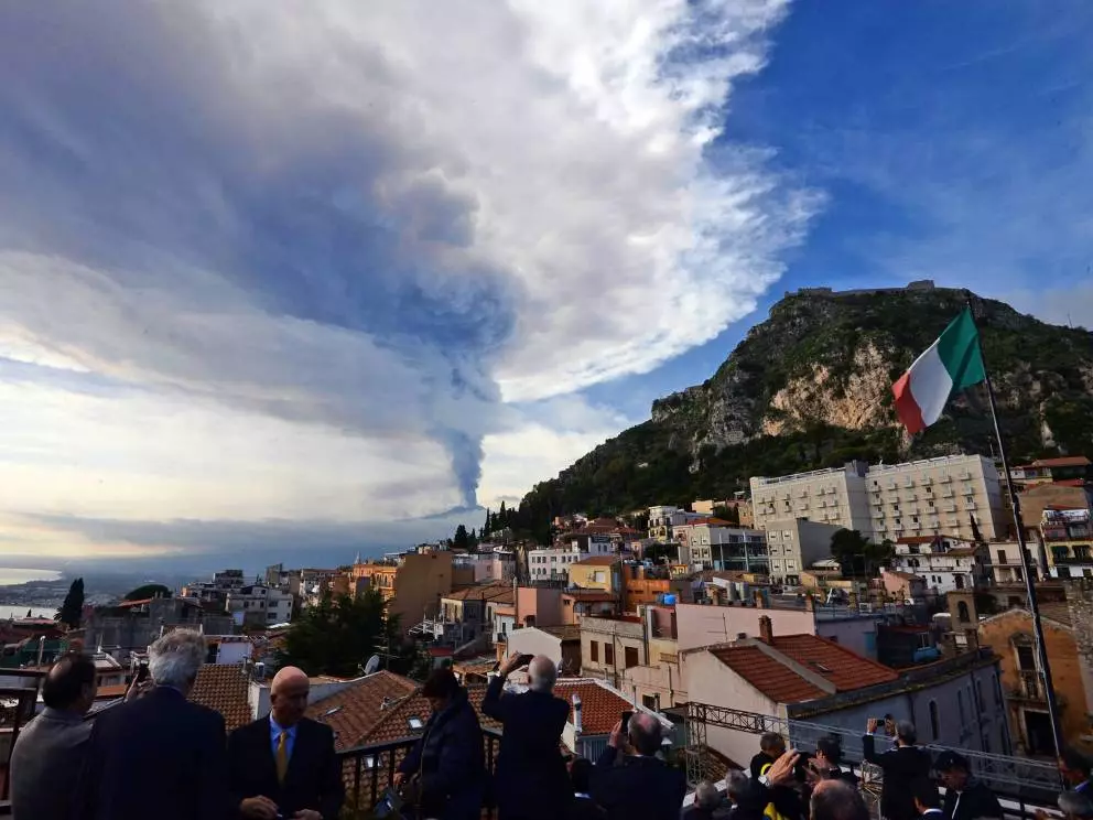 Gunung Etna Itali Gunung Etna, yang dapat dilihat dengan jelas dari Taormina, adalah salah satu gunung berapi paling aktif di dunia. Kota tetangga Catania hancur oleh gunung berapi pada tahun 1669, dan sekarang pengunjung dapat naik ke puncak gunung tertinggi dan melakukan perjalanan pulang pergi di jalan kereta api khas dengan biaya sederhana.