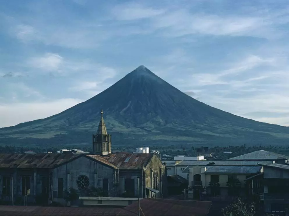 Gunung berapi Mayon Filipina terletak di tenggara Pulau Luzon, Filipina, berhampiran bandar Legazpi. Gunung ini mempunyai kemasyhuran gunung berapi paling simetris di dunia. Cukup mudah - anda hanya perlu menghubungi salah satu daripada banyak agensi pelancongan.