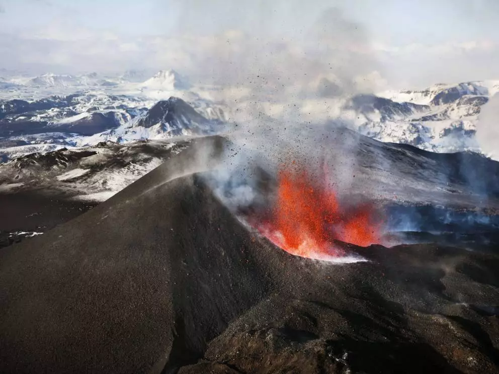 Eyjafjallajokull Iceland A shekara ta 2010, saboda laifin wannan dutsen mai aman wuta da sunan da ba a sani ba, filayen jiragen sama a kusan dukkan Turai sun tashi tsaye. A halin yanzu, da yawa na hukumomin tafiye-tafiye na musamman suna ba da balaguron balaguro zuwa kan dutsen har ma da duk balaguron balaguro a cikin jeeps na ƙafafun ƙafa huɗu.