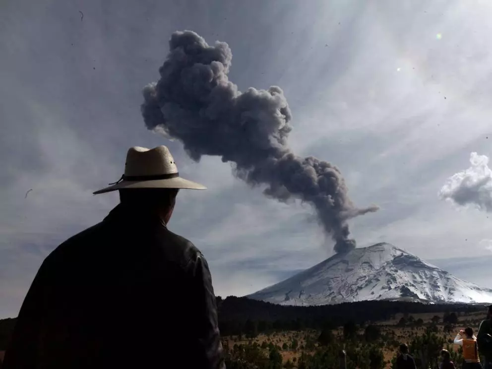 Orizaba Mexico Yayin da dutsen dutsen Orizaba yake bacci. Fashewa ta ƙarshe, mai ɓarna sosai ta faru a ƙarni na 19. Dutsen mafi girma a Mexico yana jan hankalin ɗimbin masu yawon buɗe ido kowace shekara, yawancinsu sun fi son yin yawo, suna farawa daga sansanin sansanin Piedra Grande.