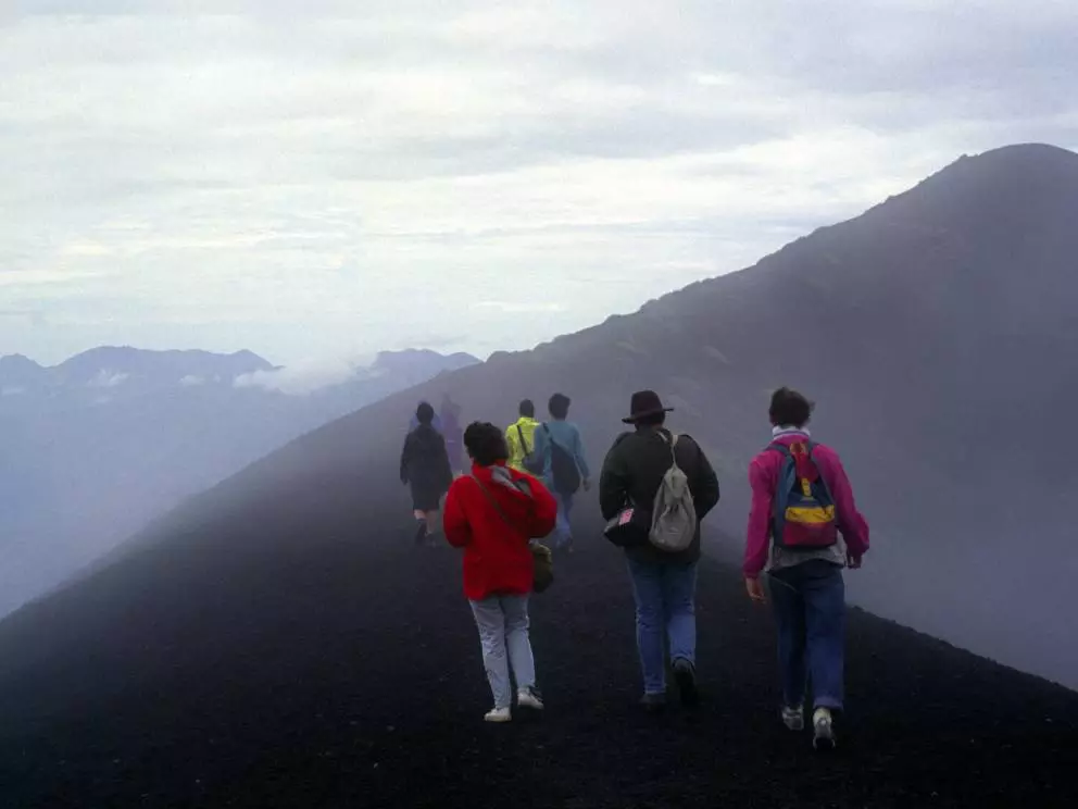 Pacaya Guatemala Le escursioni giornaliere attirano gli amanti del brivido da tutto il mondo. I viaggiatori fanno un percorso piuttosto pericoloso attraverso l'altopiano vulcanico, dal cui bordo è visibile il cratere del vulcano stesso. È severamente vietato avvicinarsi, ma ci sono anche “black stalker” pronti a portare i turisti quasi alla gola per una cifra impressionante.