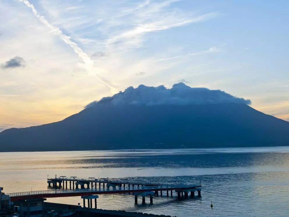 گدازه Sakurajima ژاپن پس از فوران 1914 جزیره سابق را به شبه جزیره تبدیل می کند. این آتشفشان دائماً فعال است و سالانه تا دویست فوران دارد. در پای ساکوراجیما یک جاده مخصوص گدازه وجود دارد که بازدیدکنندگان می توانند پس از انفجارها را با چشم خود ببینند.