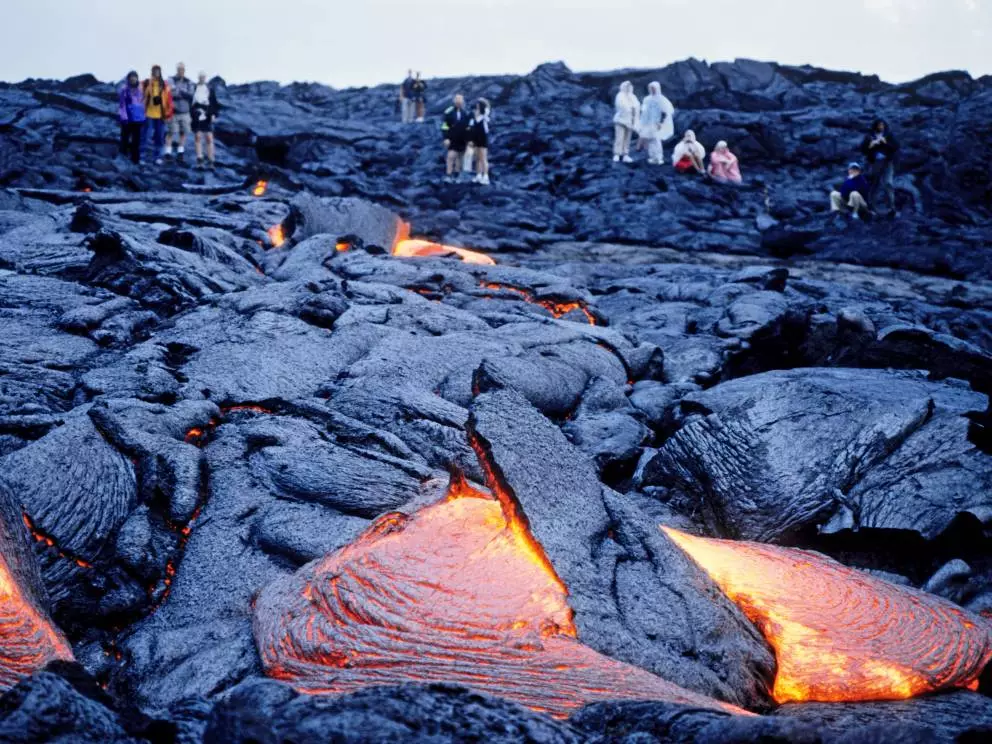 Kilauea Hawaii Lub roob hluav taws Kilauea hauv Hawaii nyob hauv lub tiaj ua si loj hauv tebchaws uas nyiam txog peb lab tus neeg tuaj saib ib xyoo. Sab saum toj ntawm lub roob hluav taws nws tus kheej tuaj yeem mus txog tau los ntawm lub tsheb tshwj xeeb uas siv los ntawm txoj kev.