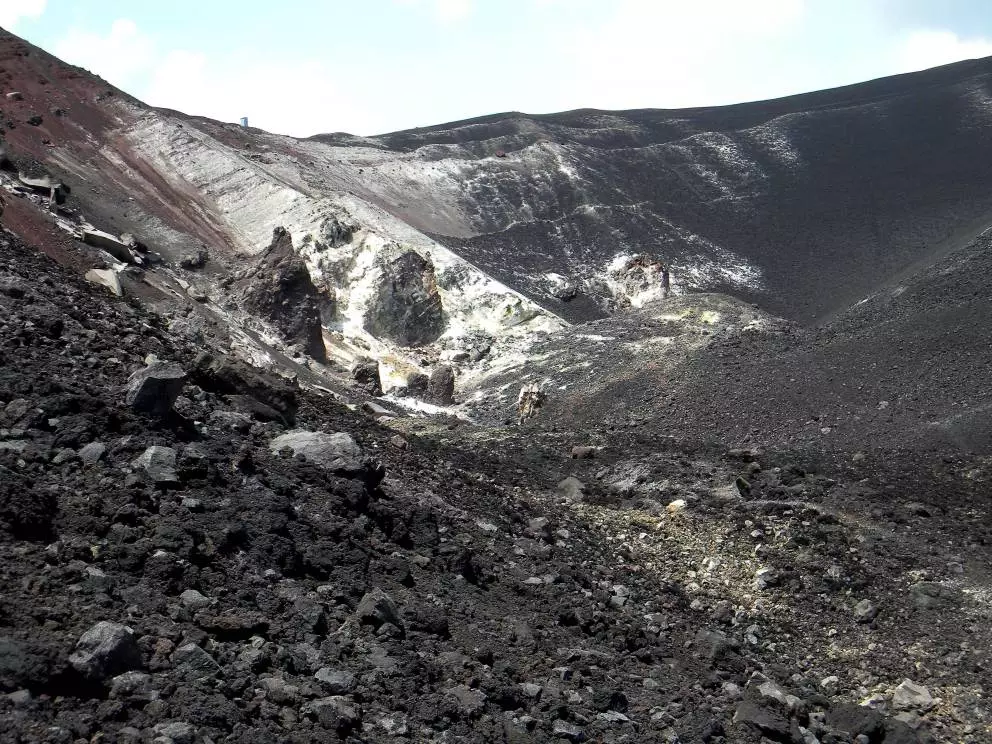 Cerro Negro Nikaragua, ehtimol bizning ro'yxatimizdagi eng qiziquvchan vulqon. Nisbatan yosh tog 'endi tinch deb hisoblanadi, bu turoperatorlarga ancha xavfli dasturlarni bajarishga imkon beradi. Masalan, ozgina haq evaziga har kim vulqon yonbag'iridan qumtepada minishi mumkin.