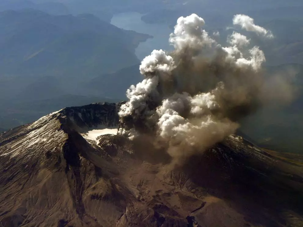 St. Helens Washington Južna pobočja gore St. Helens so se ponovno odprla za plezalce leta 1987, le 7 let po precej hudem izbruhu. Tudi turisti se lahko povzpnejo zelo blizu samega kraterja, dovolj je, da vnaprej zaprosite za posebno dovoljenje.