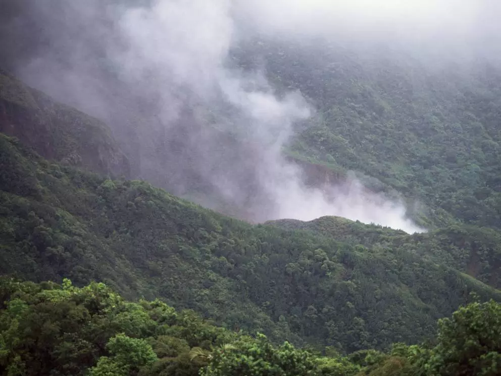 Boiling Lake Dominican koom pheej Lub Boiling Lake nto moo nyob hauv qhov dej nyab ntawm lub roob hluav taws Fumarola, hauv Morne Trois Pitons National Park. Txoj kev nyuaj heev dhau los ntawm hav zoov hav zoov mus rau ntawm ntug dej ntawm lub pas dej, qhov tob uas tseem tsis tau paub txog kev tshawb fawb.