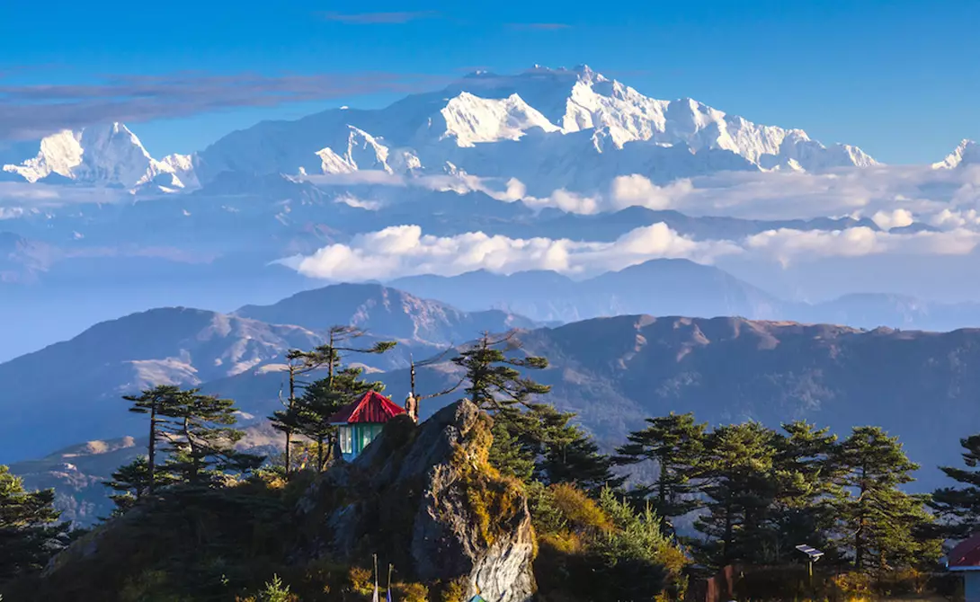 Serralada de Kanchenjunga Índia Un enorme parc nacional pot sorprendre fins i tot a un viatger experimentat. Hi ha tot allò que l’ànima desitja: valls amples, llacs profunds, muntanyes i boscos centenaris. Fins i tot hi ha una glacera al territori de Kanchenjung, i els locals consideren aquest lloc sagrat.