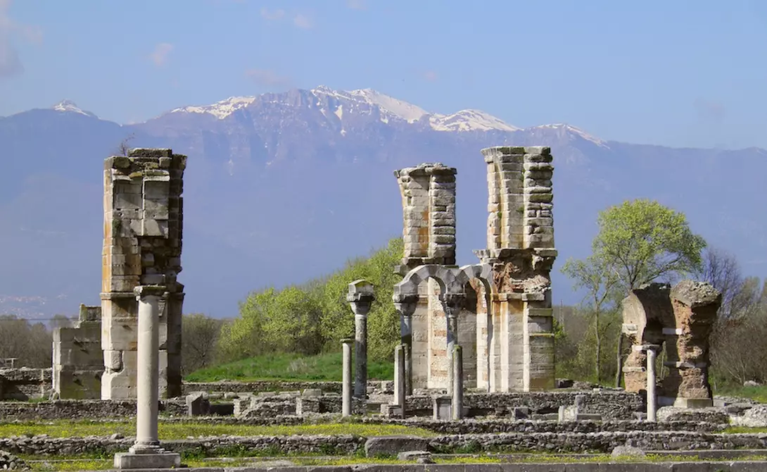 Archaeological complex yePhilippi Girisi Mambo weMasedhonia Philip II akavamba chivakwa ichi muna 357 BC. Guta iri raigara munzvimbo ine hunyanzvi munzira yekutengeserana iri pakati peEurope neAsia. Paive pano, maererano netsika, kuti Mupostori Pauro akagadzira imwe yenharaunda dzekutanga dzevaKristu.