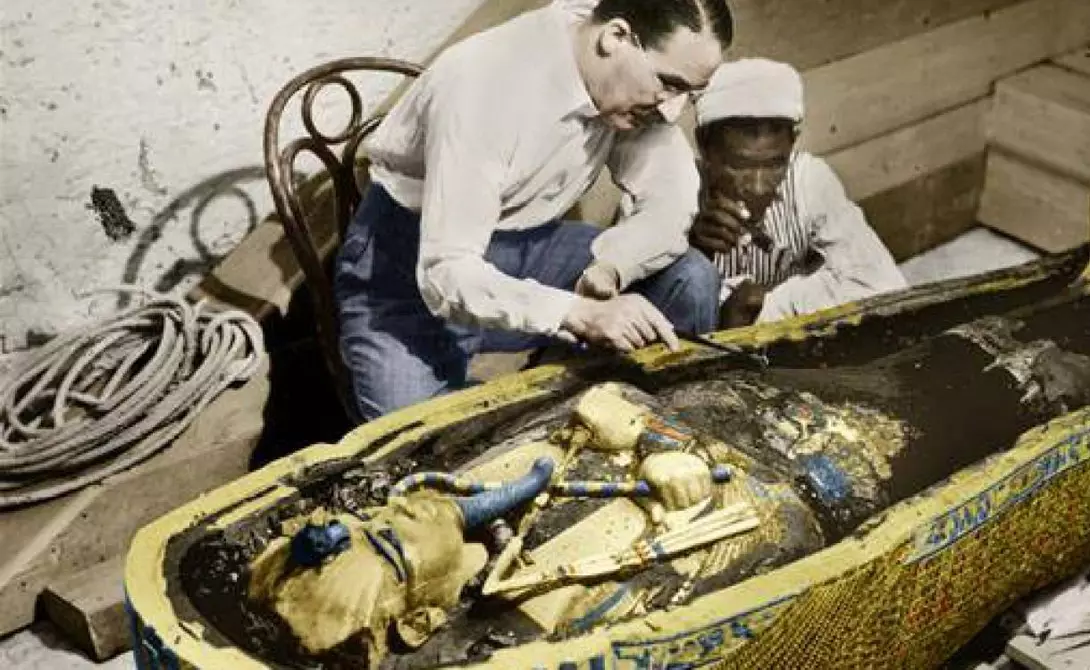 ค้นพบในปี 1925 นักโบราณคดีชาวอังกฤษ Howard Carter ค้นพบมีดสั้นสองเล่มที่ซ่อนอยู่ใต้เสื้อคลุมงานศพของฟาโรห์ เป็นเวลานานที่การค้นพบนี้ไม่ได้รับการยอมรับในชุมชนวิทยาศาสตร์โลกเนื่องจากรายการดังกล่าวไม่ได้เกิดขึ้นในอียิปต์โบราณ ฟาโรห์ตุตันคามุนถูกมัมมี่เมื่อ 3,300 ปีก่อน และเทคโนโลยีเพื่อให้ได้วัสดุที่คล้ายคลึงกันได้รับการพัฒนาขึ้นในยุคกลางเท่านั้น