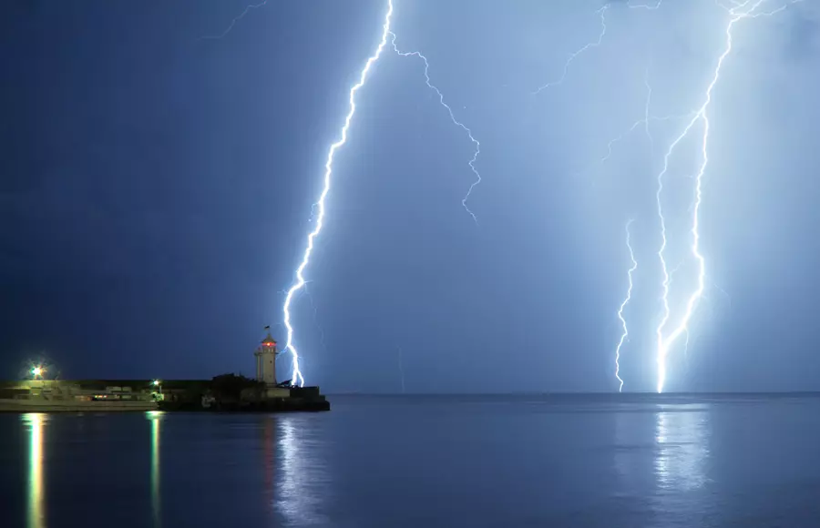 Eldingar koma aðeins fram þegar það rignir Í raun geta eldingar birst allt að tíu kílómetra frá þeim stað þar sem það rignir núna. Hafðu þetta í huga næst þegar þú ákveður að fara að hlaupa rétt eftir að sturtunni lýkur. Betra að bíða í hálftíma, bara ef á þarf að halda.