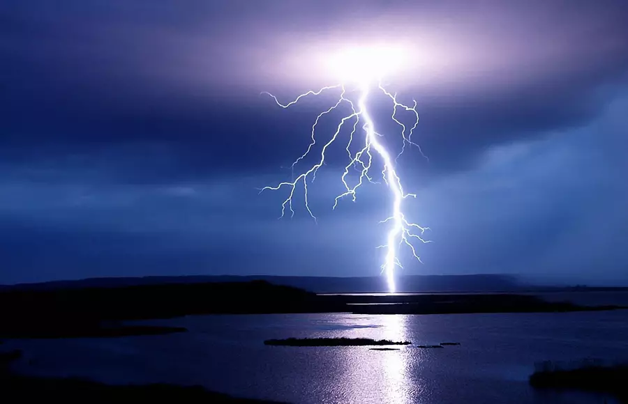 Lón Það er skoðun að eldingar lendi hvorki í ám né vötnum. Í raun slær það enn. Þar að auki mun raflostið ekki breiðast út í dýptina heldur breiddina. Það er, ef þú ert kafari, þá geturðu í grundvallaratriðum ekki verið hræddur við neitt. En ef þú ert sundmaður, þá er betra að synda í burtu frá storminum. Og flýttu þér.