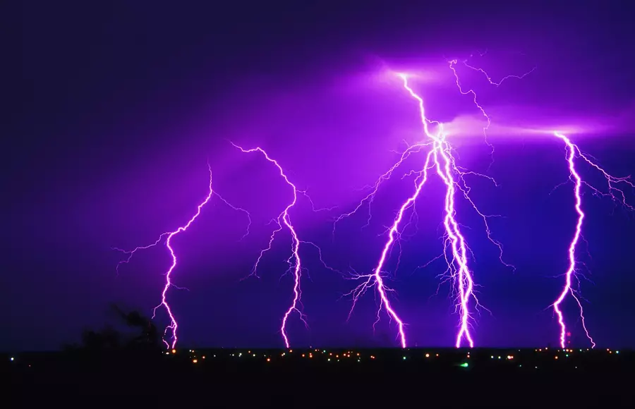 Grotuvo ausinės daro jus taikiniu, ne. Atstumas nuo dangaus iki žemės yra toks didelis, kad jei jus trenks žaibas, tada kai kurios smulkmenos, pavyzdžiui, ausinių nebuvimas ausyse, to tikrai nesustabdys. Klausykitės muzikos savo malonumui, tik darykite tai geriau ne ten, kur netrukus prasidės perkūnija.