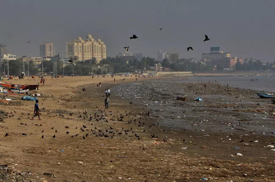 Chowpatty, India Mumbai Beach telah lama mendapat reputasi sebagai salah satu pantai paling kotor di dunia. Bukan sahaja air itu sendiri tidak bersih, tetapi juga pantai. Kertas, sampah dan sampah lain ada di mana-mana di pantai. Tempat itu dianggap tidak sesuai untuk berenang.