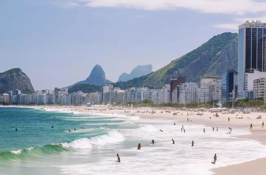 Copacabana, Brasil Mae'r traeth hwn yn un o brif gardiau busnes Rio. Yn wahanol i draethau peryglus eraill yn y byd, nid oes unrhyw slefrod môr gwenwynig na siarcod yn aros i dwristiaid yn y dŵr. Ond yma gall teithwyr yn hawdd syrthio yn ysglyfaeth i ladron. Wrth fynd i brif draeth Rio, mae'n well gadael pob peth gwerthfawr yn y sêff yn y gwesty.