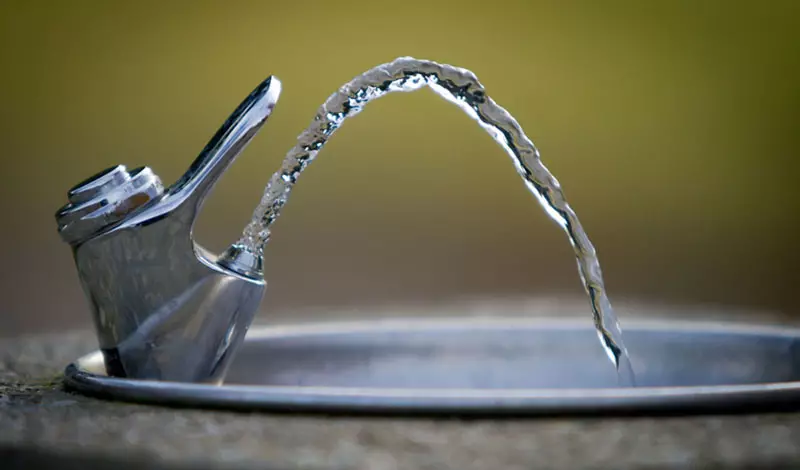 Trinkbrunnen Wir haben ehrlich gesagt noch keinen einzigen Menschen gesehen, der jemals einen öffentlichen Brunnen in einem Flugzeug benutzt hat. Und ohne Recherche ist ganz klar, dass man hier abholen kann, was die Seele begehrt. Forscher platzieren den Trinkbrunnen offiziell an der am zweitstärksten verschmutzten Stelle im Flugzeug.