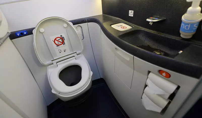 Toilettenknöpfe Jeder öffentliche Ort hat eine hohe Konzentration gefährlicher Bakterien. Die Toilette des Flugzeugs - egal wie sauber sie ist - kann Ihnen immer eine Darminfektion bescheren. Die Ablassknöpfe sind besonders schmutzig; versuchen Sie, sie nicht mit den Händen zu berühren.