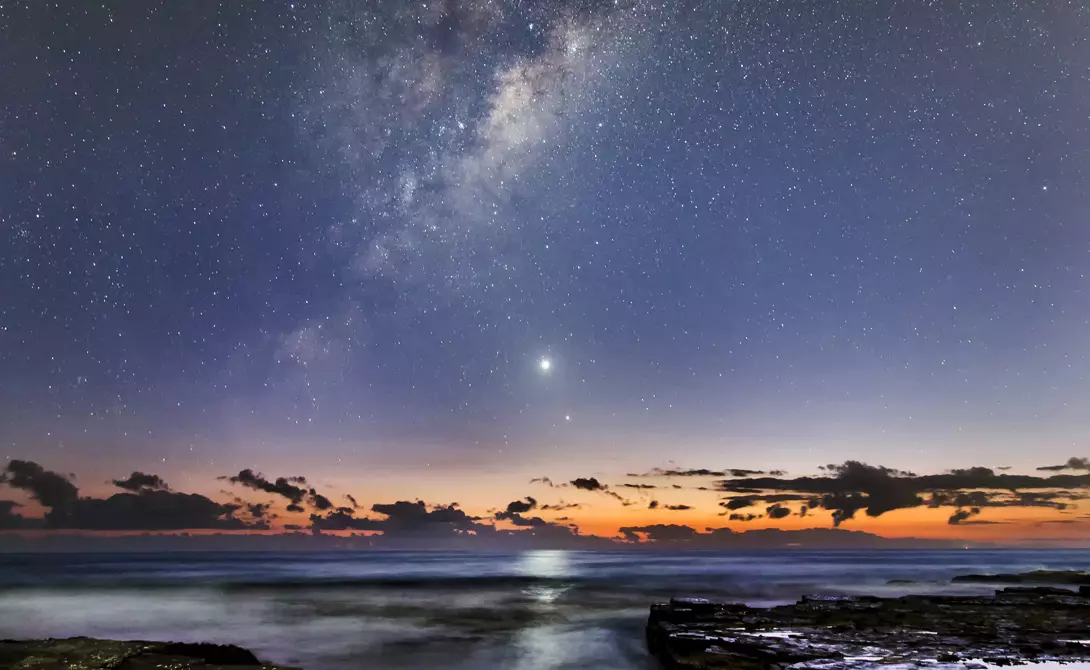 Venus Phenomenon Nke a bụ ihe omume a na -adịghị ahụkebe ebe a na -ahazi mbara ala ise n'otu ọkwa. Venus, Mercury na Milky Way pụtara otu awa tupu ọwụwa anyanwụ.