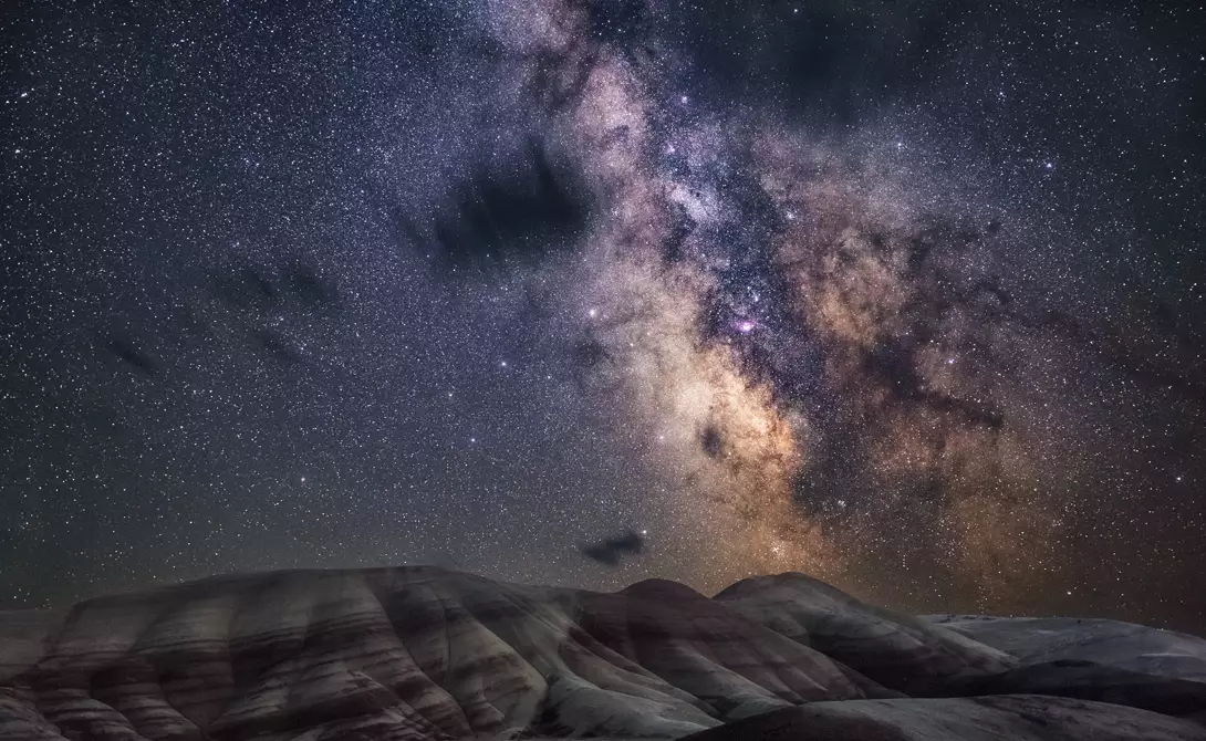 ペインテッドヒルズ都市の通常の軽い騒音なしで、天の川のきらめく星はオレゴンの丘を芸術作品に変えます。