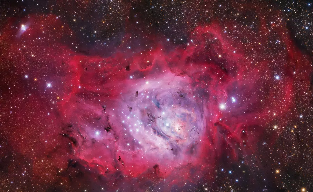 Nebula Nebula Kpakpando ọhụrụ na-apụta n'igwe ojii nke nebula M8, nke dị puku afọ ise site na ụwa.