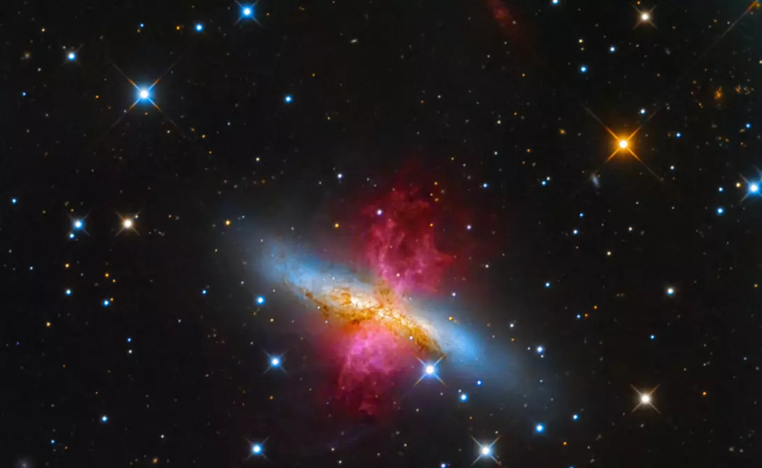 Galaxie M82 Die Entfernung zu dieser Galaxie beträgt mehr als 12 Millionen Lichtjahre. Astronomen glauben, dass die Bedingungen hier an die Anfänge unseres Universums erinnern, als sich gerade Sterne zu bilden begannen.