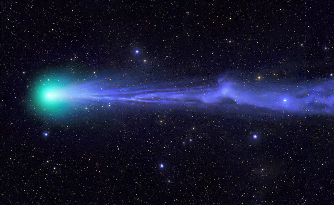 Comet Lovejoy Comet fo nipasẹ ọrun alẹ, ti o lọ kuro ni haze iru eefin alawọ kan. Fọto naa gba akoko ti Lovejoy bẹrẹ si padanu iru rẹ - Oṣu Kini Oṣu Kini Ọjọ 21, Ọdun 2015.