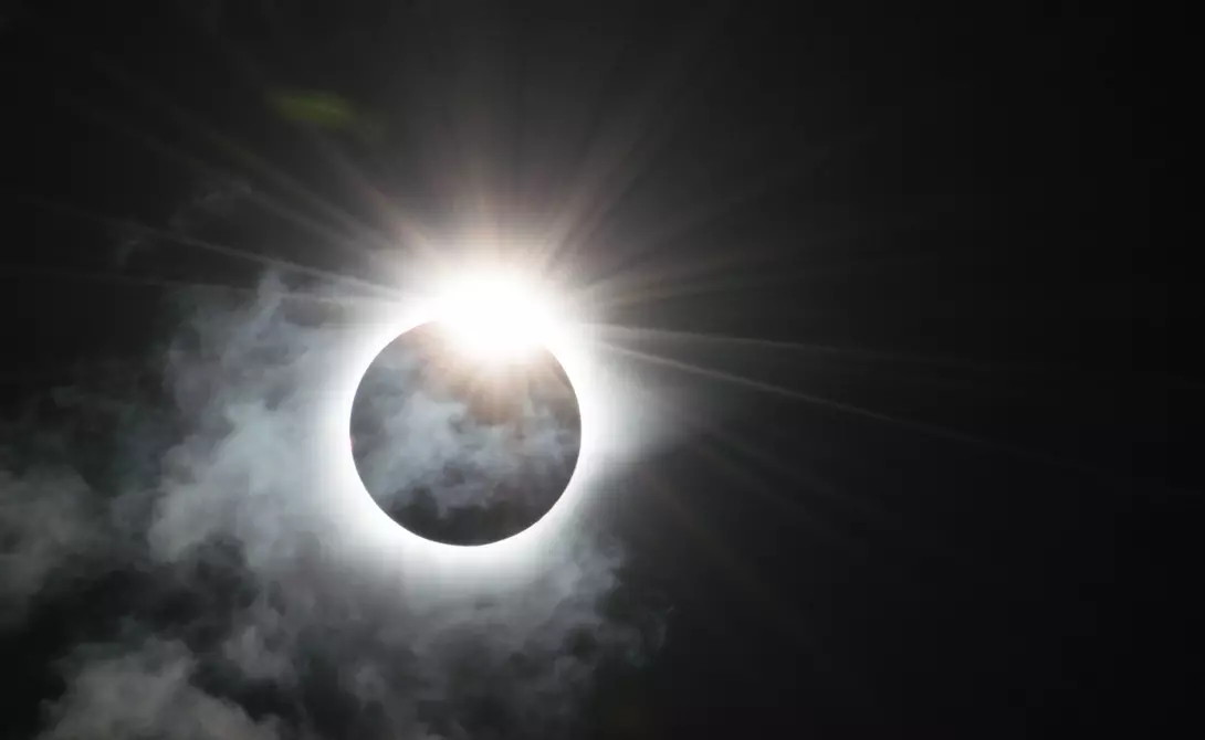 Diamantring Totale Sonnenfinsternis am 9. März 2016, aufgenommen in Indonesien.