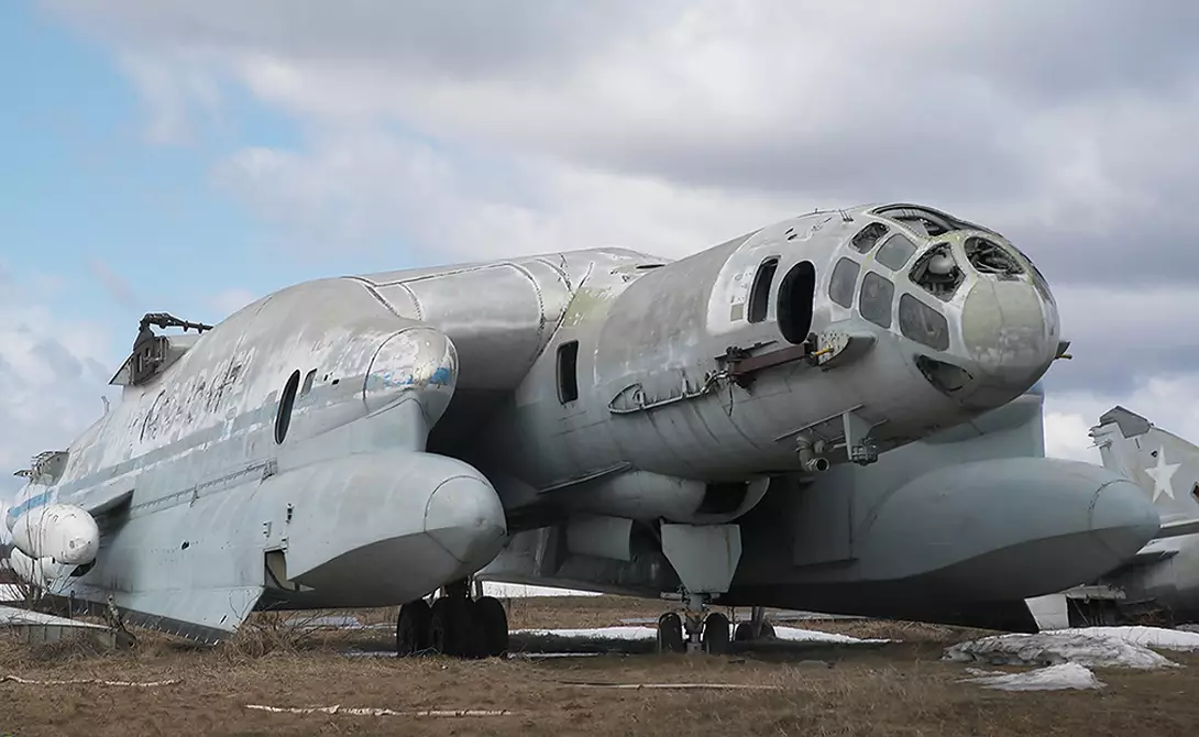 VVA 14 El Bartini VVA 14 fue un prototipo experimental de hidroavión desarrollado en la Unión Soviética durante la Guerra Fría. El diseñador de este extraño avión, el ingeniero aeronáutico italiano Robert Bartini, trabajó en conjunto con el diseñador soviético Beriev, conocido por su pasión por los hidroaviones. Se suponía que el modelo VVA 14 podía despegar desde tierra y agua (y en un plano vertical), surcar el océano a gran velocidad y desarrollar lo mismo en el cielo. La larga aprobación del proyecto terminó con el lanzamiento de un único prototipo. El último BBA 14 restante todavía se encuentra en el Museo de la Fuerza Aérea en Monino, Moscú.