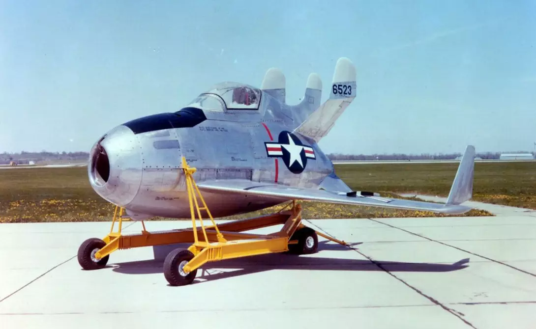 XF-85 Goblin Goblin er fortsatt den minste jetjageren som noen gang er bygget. I 1950 jobbet det amerikanske flyvåpenet med et prosjekt for en McDonell X-85-transportør som var i stand til å bære slike dødelige smuler i lasterommet. XF-85 var nesten fem meter lang. For å kompensere for den ikke spesielt imponerende skalaen, var den utstyrt med fire .50 kaliber maskingevær. Til slutt ble USAF tvunget til å forlate prosjektet: dockingproblemer, en svak motor og begrenset kampstyrke gjorde jagerflyet helt hjelpeløs foran flyene til en potensiell fiende.