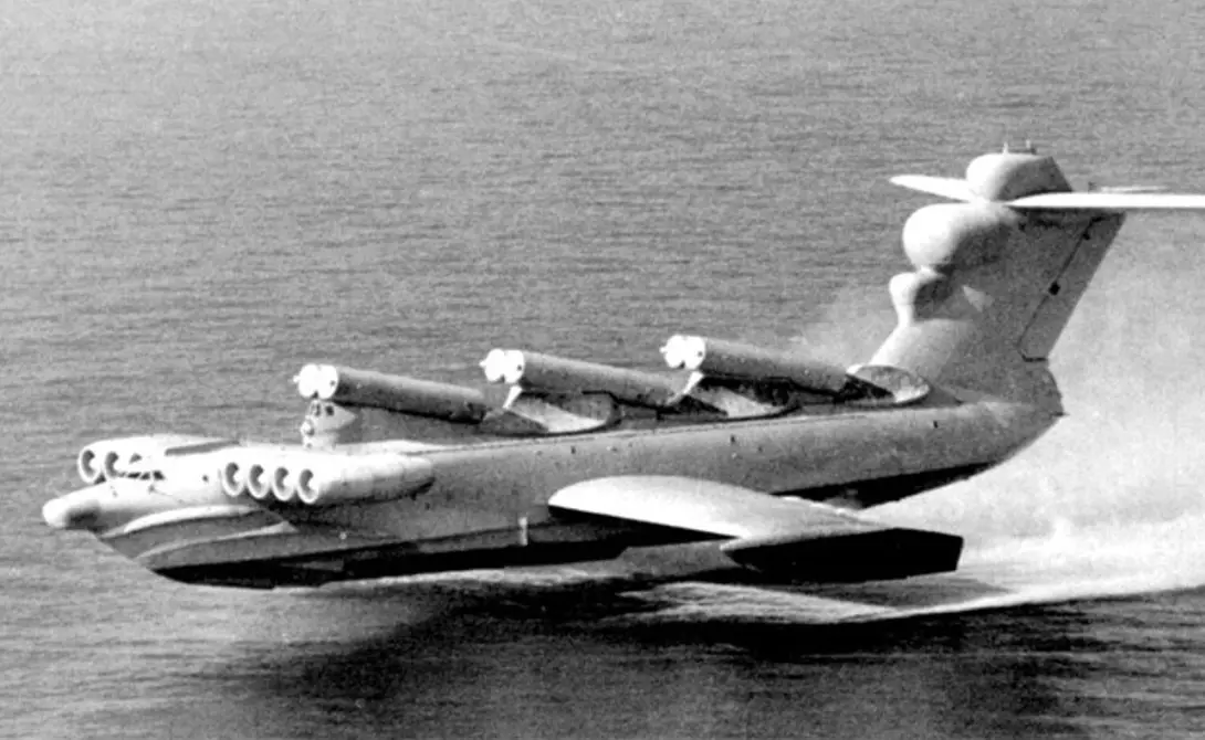 Ekranoplan "Lun" С-31 L'ekranoplan "Lun" était un croisement entre un avion et un navire. Puissance de feu sérieuse, vitesse impressionnante, protection fiable - ce projet pourrait bien devenir un ennemi très sérieux à la fois sur l'eau et dans le ciel. Cependant, ses dimensions gigantesques faisaient de l'ekranoplan une cible facile pour les combattants. À la fin des années 1980, l'armée de l'air de l'URSS a commencé la mise en œuvre d'un autre ekranoplan, afin que les géants travaillent par paires. L'effondrement de l'Union soviétique a mis un terme à l'ambitieux projet. Le S-31 a été mis hors service en 1997. Maintenant, il est basé à la base navale de Kaspiysk.