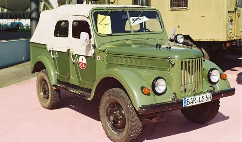 GAZ-69. Ni "ihene" Nyuma gato y'intambara, ubushakashatsi bwatangiye ku modoka nshya ya SUV, yagenewe gusimbuza GAZ-67 yizewe ariko itajyanye n'igihe. Porotipi ya mbere yakozwe mu 1948, kandi umusaruro wa serial GAZ-69 watangiye mu 1953, ku ruganda rwa GAZ i Ulyanovsk, rwahoze rukora "amakamyo". Kuva mu ntangiriro, "ihene" yatangiye gusohoka muburyo bubiri. Iya mbere yari ifite imiryango ibiri n'umubiri ku myanya umunani, naho iya kabiri yasohotse ku izina rya GAZ-69A, yari ifite imiryango itanu n'intebe eshanu. Igice cyamashanyarazi gifite ubushobozi bwa mbaraga za mbaraga 50 yatijwe muri "Pobeda". Nukuri, kubijyanye na torque ndende, yari munsi gato ya moteri ya Ivan-Willis, ariko mugihe cyamahoro ntamuntu numwe wabitayeho. Imodoka yatumijwe mu mahanga cyane mu bihugu byose byisi. Muri Rumaniya no mu Bushinwa, byanakozwe mu bwigenge n’inganda zaho, nubwo nta ruhushya kandi munsi y’ikirango cyaho. GAZ-b9 yamenyekanye cyane mubihugu bishyushye bya Afrika na Amerika y'Epfo. Imikorere ya "tropical" ya SUV yatumye abantu bakundwa n'abasirikare, abayitera ndetse na ba nyir'abacakara baturutse mu bihugu bya gatatu ku isi. Kugeza ubu, "ihene" zo mu Burusiya zinyura mu mashyamba y'imvura, nubwo hari aho zahinduwe n'imbaraga z'abanyabukorikori baho.