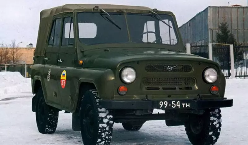 UAZ-469 Ispirato dal forte slogan "Recupera e sorpassa l'America", le case automobilistiche sovietiche decisero di superare tutti i paesi messi insieme. Volendo pulire il naso e le Land Rover britanniche e gli Hummer americani, i designer hanno iniziato a progettare un SUV fondamentalmente nuovo, ugualmente adatto alle esigenze sia militari che civili. Il progetto era pronto già nel 1961, ma la produzione di massa iniziò solo nel 72. Nonostante l'inizio lento, le auto UAZ sono ora considerate una delle più popolari al mondo. Probabilmente hai notato le UAZ più di una volta nei film d'azione di Hollywood, ambientati in Medio Oriente o in Africa. In totale, il nostro SUV principale è stato esportato in più di 100 paesi del mondo ed è ancora prodotto in Russia in una forma modernizzata con il marchio Hunter.