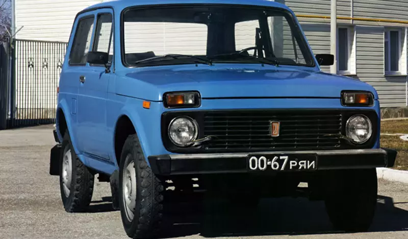 Niva. Lei è Lada-2121. Nella storia dell'industria automobilistica sovietica, questa vettura rimarrà per sempre il primo SUV senza un passato militare, destinato esclusivamente all'uso civile. Mentre era ancora nella fase embrionale di un prototipo di auto, Niva ha preso parte a una competizione campestre, alla quale hanno partecipato prototipi di Moskvich, UAZ, Luaza e Land Rover a trazione integrale. Soprattutto per i test, sono stati selezionati luoghi difficili da raggiungere come terreni coltivabili con neve sciolta, sabbia di cava imbevuta di pioggia e altri luoghi insidiosi. Tutti i venerabili fuoristrada si sono subito impantanati nella fertile patria, e la "Niva" ha continuato il suo movimento, senza mai incastrarsi negli ostacoli prefissati. Inoltre, la Niva divenne l'unica autovettura ufficialmente esportata in Giappone. Si dice che una delle jeep più popolari al mondo, Suzuki Vitara, sia stata progettata utilizzando gli sviluppi dello stabilimento automobilistico Volga. Come l'intera storia dell'industria automobilistica nazionale, l'esperienza sovietica della creazione fu ambigua, ma, ovviamente, ebbe successo. La maleducazione dell'assemblaggio è stata giustificata dal fattore di forma e le soluzioni di design fino ad oggi trovano i loro intenditori in tutto il mondo.