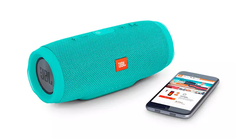 Վաճառքի սկզբում շարժական բարձրախոս JBL Charge 3 -ը Ռուսաստանում կներկայացվի մոխրագույնով, հետագայում այն ​​հասանելի կլինի ևս չորս վառ գույներով ՝ կապույտ, կարմիր, փիրուզագույն և սև: Մանրածախ առաջարկվող գինը 10,990 ռուբլի է: Մոդելը կարող եք գնել պաշտոնական HARMAN առցանց խանութում ՝ Harman.club