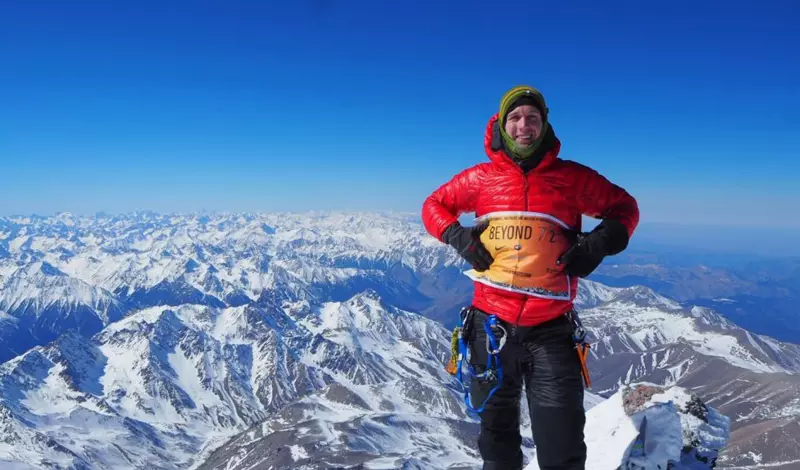 Uitdaging Natuurlijk kon een man met zoveel wilskracht een van de meest serieuze marathons ter wereld niet naast zich neerleggen. Colin stelde zich ten doel om recordhouder te worden in de zwaarste The Explorers Grand Slam - een uitdaging waarvoor beroemde atleten ook slaagden zonder een gevaarlijke been- of rugblessure in de geschiedenis.