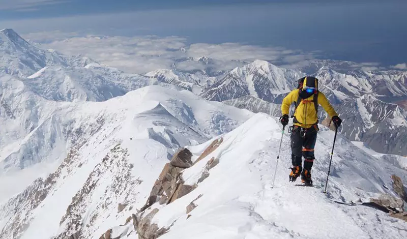 The Explorers Grand Slam De Explorers Grand Slam heeft niet voor niets de bijnaam "The Road of the Brave and the Reckless" gekregen. Een Grand Slam-deelnemer moet de Noordpool, Zuidpool bereiken en de hoogste top op elk continent bezoeken. In 2016 waren slechts 45 mensen in staat om deze prestatie te volbrengen, en voor sommigen duurde de reis een heel leven. Slechts twee van de winnaars voltooiden de taak in een jaar. Colin O'Brady, de man die door de artsen een rolstoel was beloofd, voltooide het thuistraject in 139 dagen. Hoe deed hij het in godsnaam?