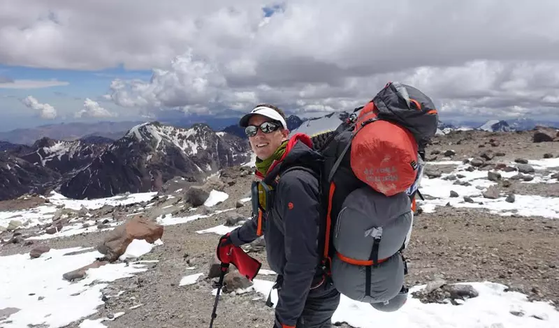 Controlando la fatiga Colin aprendió a controlar su mente perfectamente. En un viaje así, cada gota de energía es importante, y el tipo claramente dosificó sus reservas. Todo el día trabajó duro y productivamente, llevando a cabo constantemente el plan planeado. En un momento determinado, O'Brady detuvo todas las actividades y entró en modo de descanso, como un cyborg avanzado del futuro cercano.