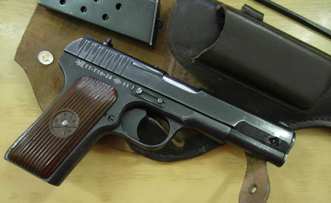 Tokarev 시스템의 7.62-mm 자동 권총은 외국 권총에 대한 신뢰성과 취급 용이성 측면에서 열등하지 않은 최고의 국내 샘플로 판명되었습니다.