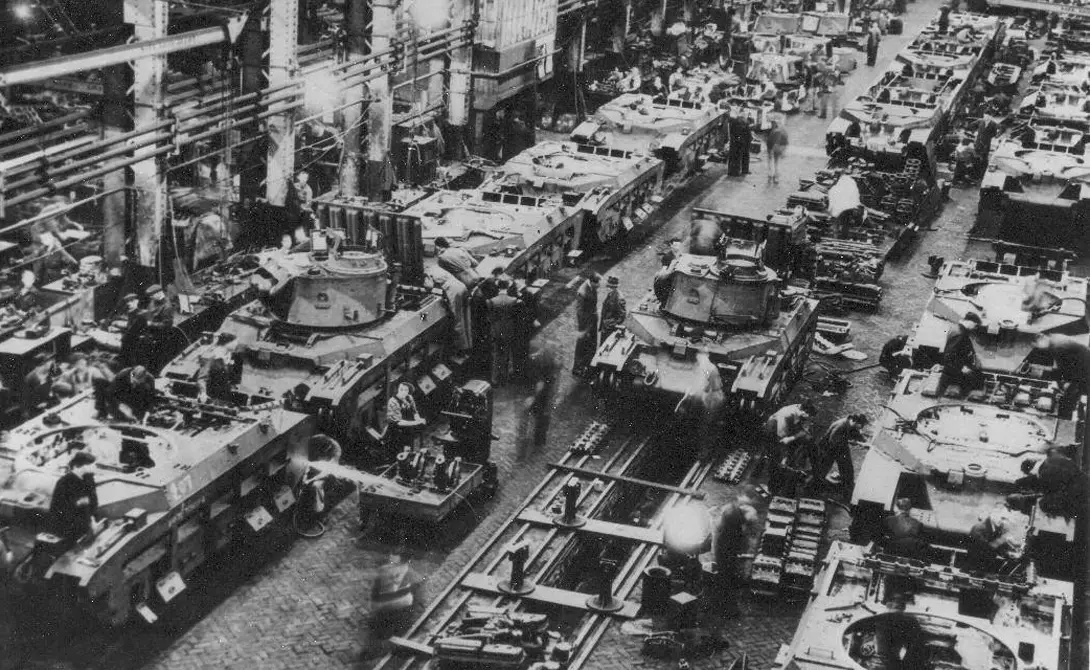 Mașini-unelte Înainte de război, industrializarea Uniunii Sovietice era în plină desfășurare. În doar câteva „planuri de cinci ani”, țara a reușit să depășească trecutul său agrar și să construiască o ramură puternică a industriei grele și ușoare - o astfel de viteză de dezvoltare este pur și simplu imposibilă fără materii prime externe și sprijin tehnic. Legendarul T-34 a fost asamblat pe mașini britanice și americane obținute de URSS în cadrul Lend-Lease. Fără această tehnică, niciun geniu al designului nu ar fi reușit să aducă un proiect de succes pe hârtie chiar și la etapa prototipului.