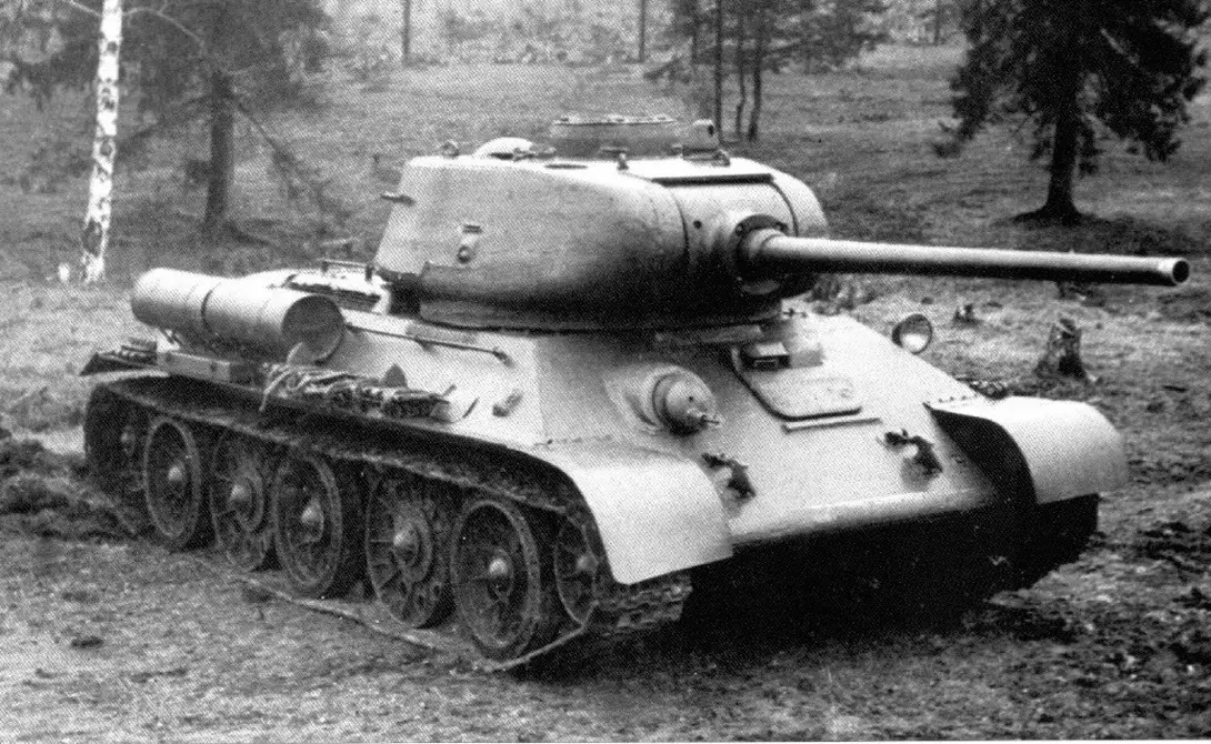 T-34: njira yakumadzulo ya thanki yodziwika bwino 8502_3