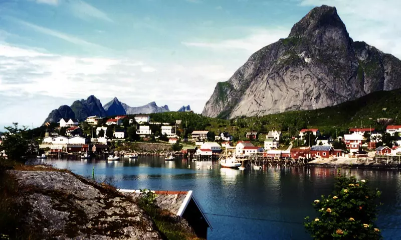 Reine, Lofoten -szigetek Moskenesøy szigetén, Reine nevű faluban 329 ember él. A nagyon szerény méret nem volt akadálya annak, hogy a hely felkerüljön Norvégia legszebb helyeinek listájára.