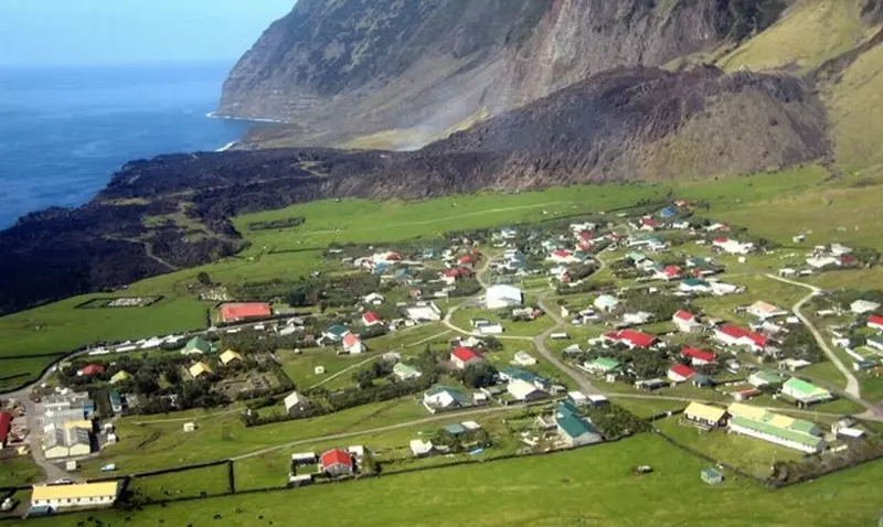 Edinburgh na Tekuna Bakwai, Tristan da Cunha Har zuwa ƙarshen Yaƙin Duniya na II, akwai sansanin sojoji a tsibirin. A cikin 1961, fashewar aman wuta ta faru a nan, kuma dukkan jama'ar sun bar tsibirin. A cikin 1963, akwai waɗanda ke son komawa ƙasarsu ta asali kuma su maido da abin da mahaukaci ya lalata. A halin yanzu, tsibirin yana da mazauna kusan 300.