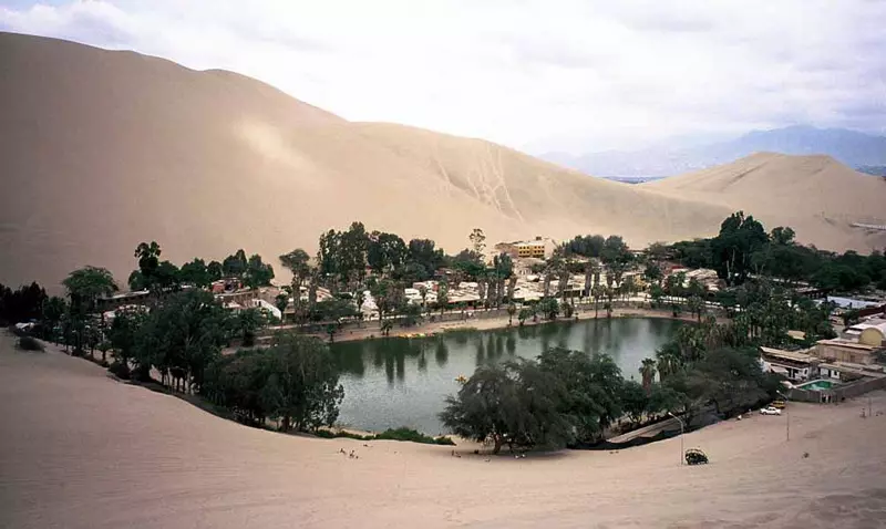 Huacachina, Peru Wani ƙauyen ƙauye ne a yankin Ica, awanni 5 daga Lima. Mutane 115 suna rayuwa na dindindin a tsakiyar hamada.