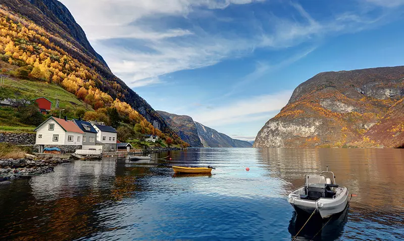 Undredal, Sogn og Fjordane, Norvégia Ez a kisváros az 1980 -as években nőtt fel. Ettől a pillanattól kezdve itt kevés változott, kivéve, hogy a modern civilizáció egyes vívmányai egy elhagyatott helyre hatoltak. De itt is körülbelül 100 ember lakik.