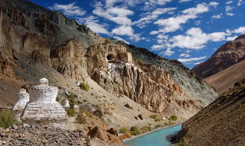 Tsoron Gompa, Indiya Wannan ba ainihin mazauni bane, amma al'umman sufi ne. Masallacin, wanda tarihinsa ya koma karni na 12, gida ne ga sufaye 70.