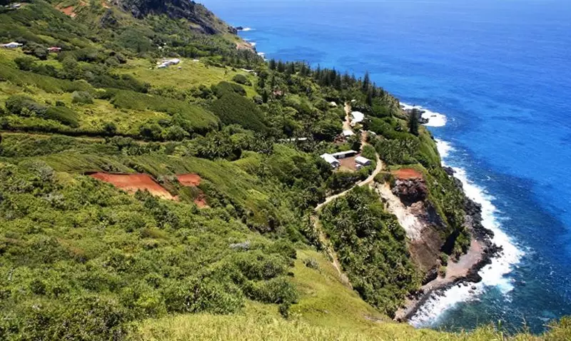 Adamstown, Pitcairn -szigetek Ezt a települést tartják a világ legkisebb fővárosának. A Pitcairn -szigetek egyetlen településén csak 48 ember él állandóan. Többségük a Bounty brit hajó lázadóinak leszármazottja.