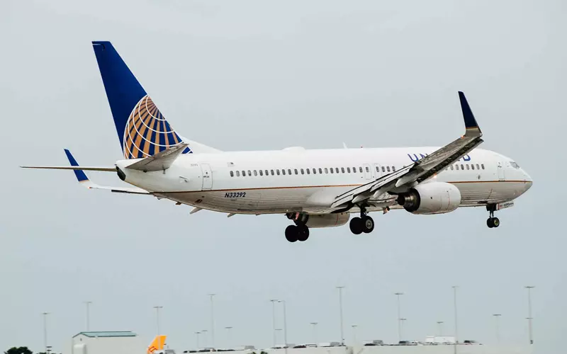 Guidiamo 1983. Sulla strada da Des Moines a Denver, un pilota di Boeing 737 ha avuto un attacco di cuore. In primo luogo, i passeggeri hanno sentito dagli altoparlanti lo spaventoso "c'è un dottore tra di voi?" dal capo steward, poi da lui, che è entrato in cabina di persona: "Qualcuno di voi sa pilotare un aeroplano?" Fortunatamente, il capitano Mark Gongol stava sonnecchiando in prima elementare con un po' di whisky. Un pilota esperto, che aveva volato per centinaia di ore su un bombardiere B1, ha fatto atterrare l'aereo senza difficoltà, anche se con una leggera sbornia.