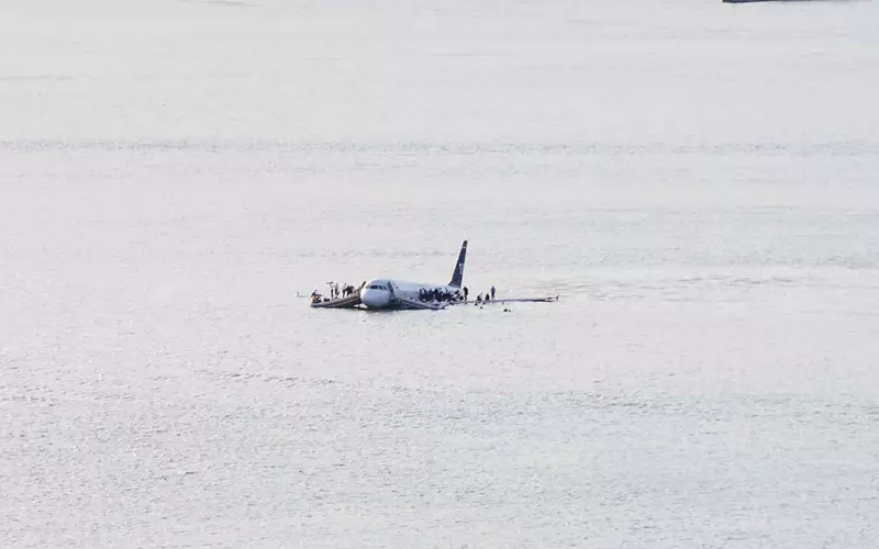 Hudson Miracle 2009. La 15an de januaro 2009, ŝika Airbus A320 ekflugis de la flughaveno LaGuardia de Novjorko kaj tuj trafis aron da migrantaj kanadaj anseroj. La majoro decidis surteriĝi rekte sur la Hudson. Fakte, kun unu turbino funkcianta, li simple ne havis elekton. La aerbuso glitis al la surfaco de la rivero kiel stana laboro sur la klingo de maĉeto. Kun truo en la kareno, la sinkanta ekskursoŝipo havis ĉiujn ŝancojn iĝi la dua Titanic. Tamen la klaraj agoj de la teamo kaj savantoj permesis al absolute ĉiuj pasaĝeroj eliri senprobleme.