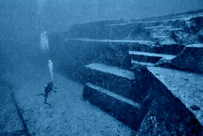 Starodavni japonski spomenik Na otoku Yonaguni, ki je bil član skupine Yaeyama Sakishima na otočju Ryukyu, so leta 1985 potapljači naleteli na neznano skalno formacijo. Najdbo so poimenovali spomenik Yonaguni. Struktura ima ravne stranice in stopnišče podobne terase. Znanstveniki menijo, da je bil spomenik zgrajen pred približno 5000 leti.