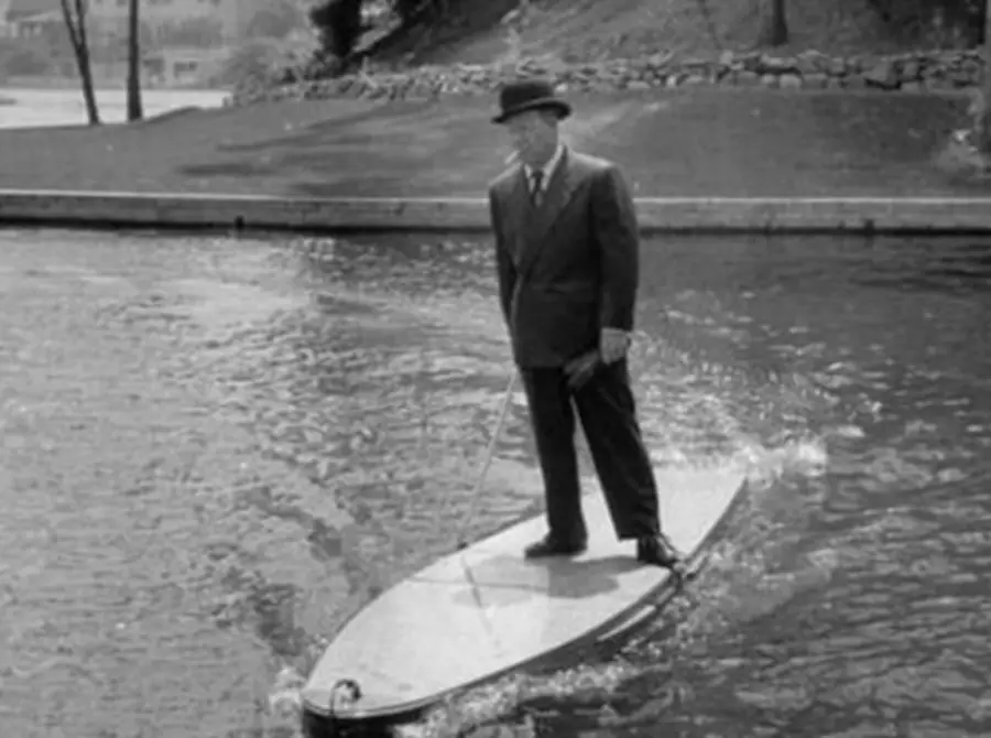 Tabla de surf motorizada Y este invento fue revivido recientemente: los entusiastas han construido casi la misma tabla de surf que ya fue creada por nuestros antepasados. En 1934, los estadounidenses ofrecieron una embarcación flotante similar como análoga a los largos desvíos alrededor de los ríos. Por ejemplo, sin quitarse el traje, puede encontrarse rápidamente en el otro lado.