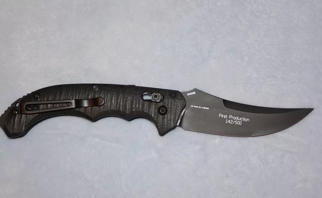 Benchmade 8600BK Bedlam Ụmụ okorobịa nọ na Benchmade enweghị mma ọjọọ. Bedlam bụ ihe nlereanya pụrụ iche. Akụkụ ihu gbagọrọ agbagọ na -apụ n'otu ntabi anya. Tụlee ịzụta obere mkpọchi nchara n'ime akpa gị. Aka ergonomic dị n'aka gị dịka uwe aka: ọ gaghị ekwe ka ị tufuo ngwa nchekwa onwe gị n'oge kacha mkpa.